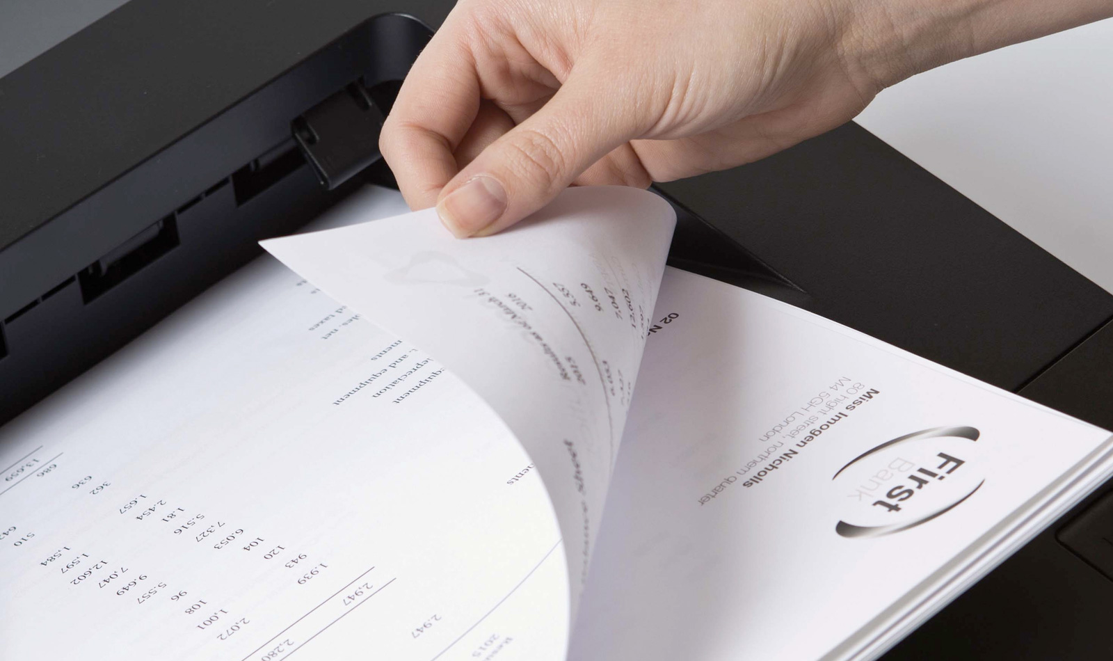 Como imprimir frente e verso automaticamente em uma multifuncional